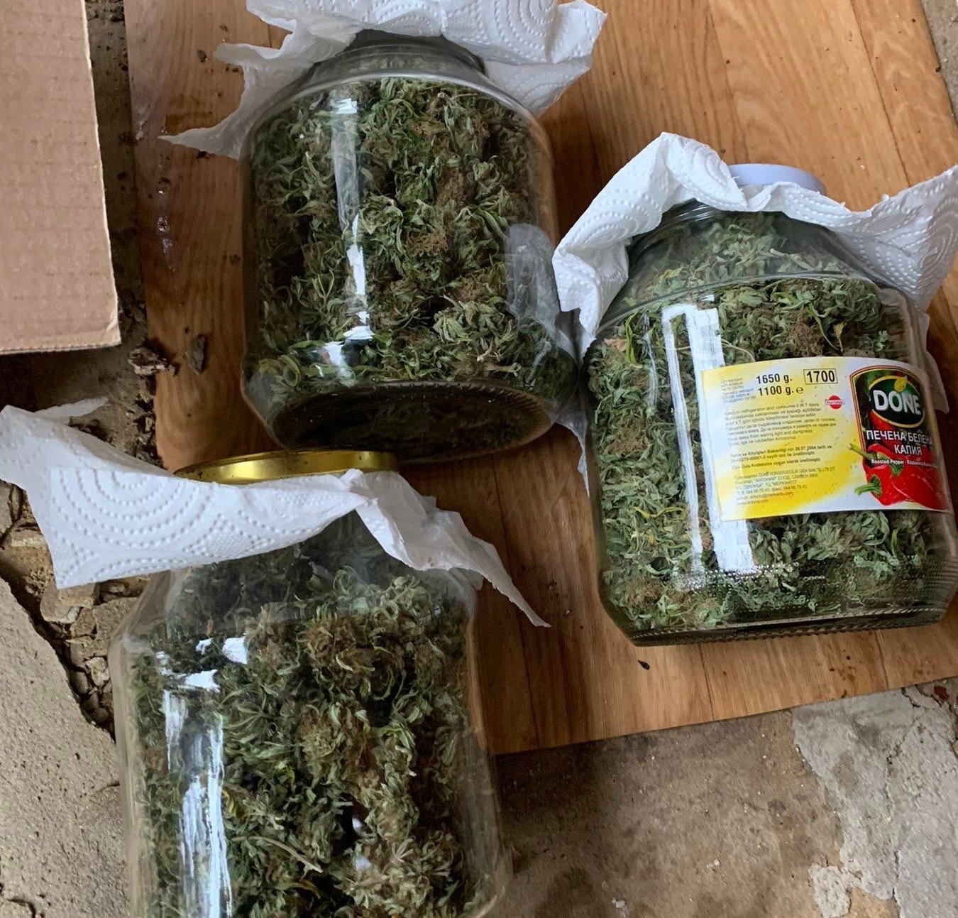 Вместо зимнина Полицията сгащи 50 годишен бургазлия с буркани с марихуана BМТ Бургас Медия Тренд